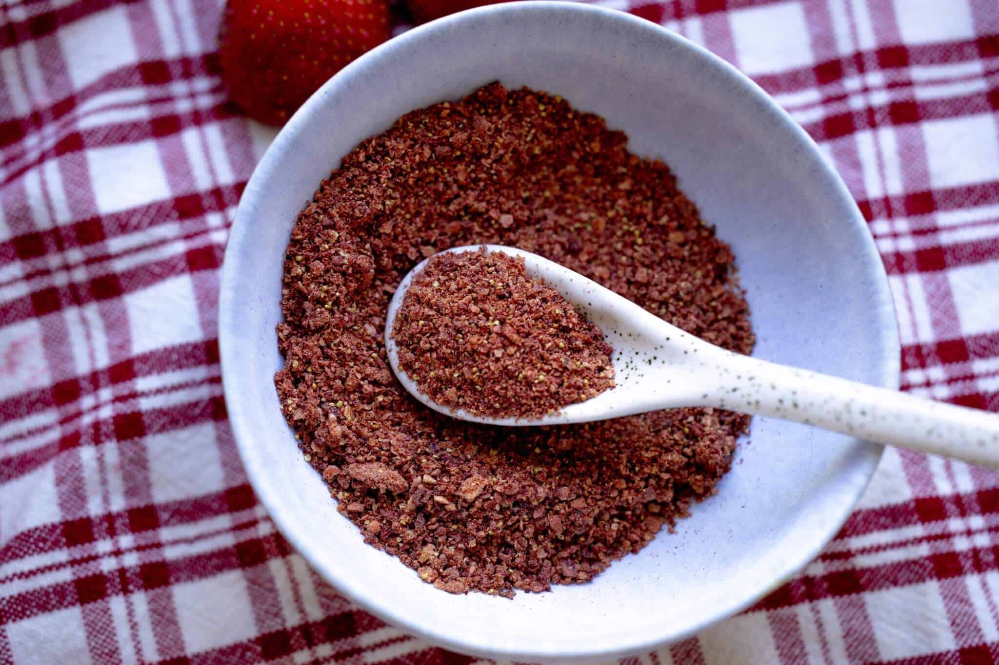 How to Make Strawberry Powder (Simple Homemade Recipe) - Free to Flower